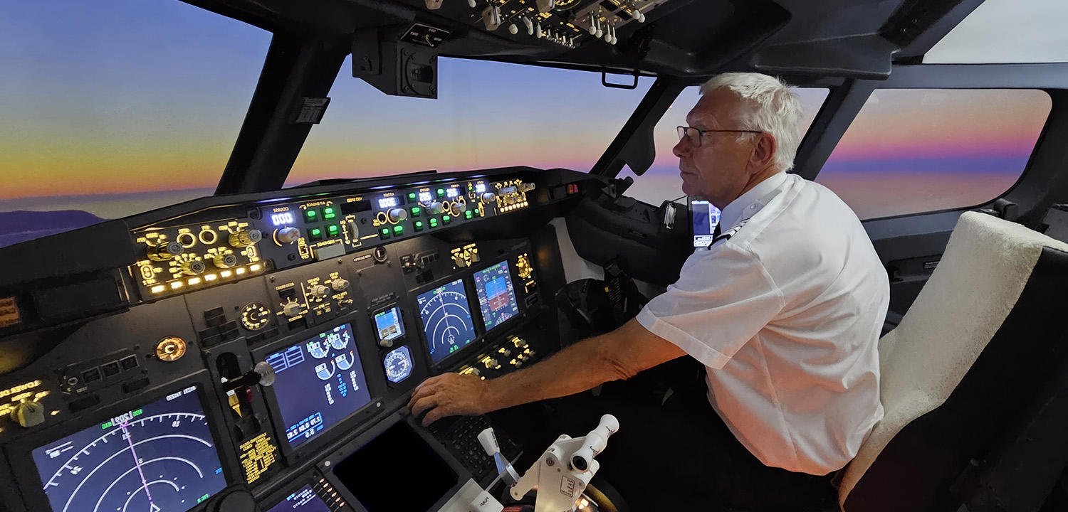 Boeing 737-800 NG Flight Simulator in Hampshire near Hook | Prices From ...